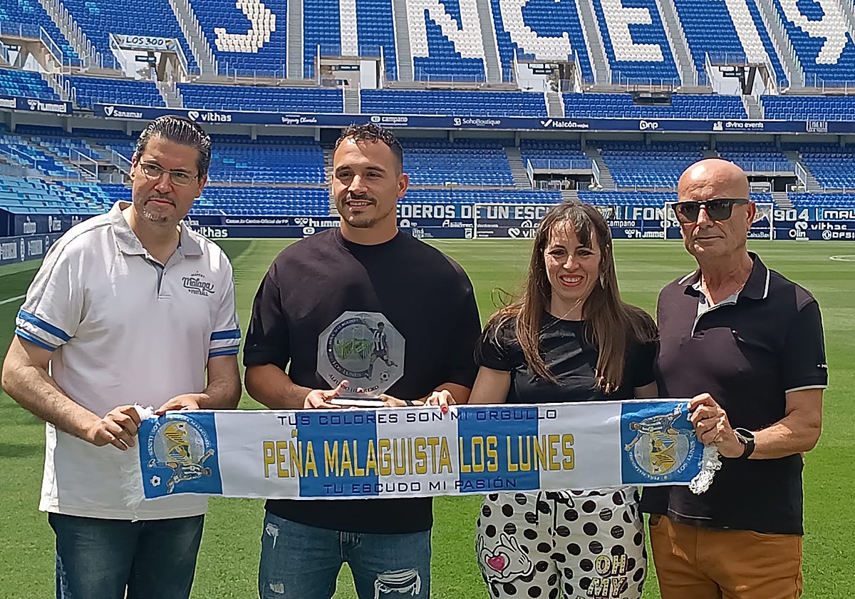 Alfonso Herrero recibe el trofeo al mejor jugador por la Peña Malaguista Los Lunes | Diario Sur